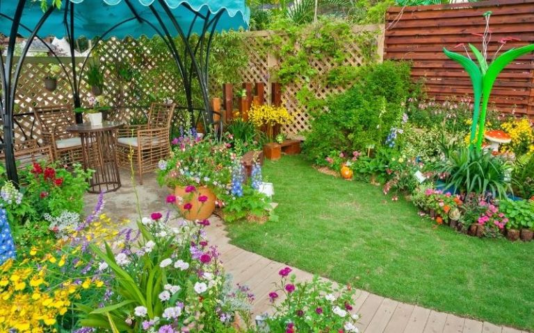 How Big Is The Average Backyard? - Backyard Advisor