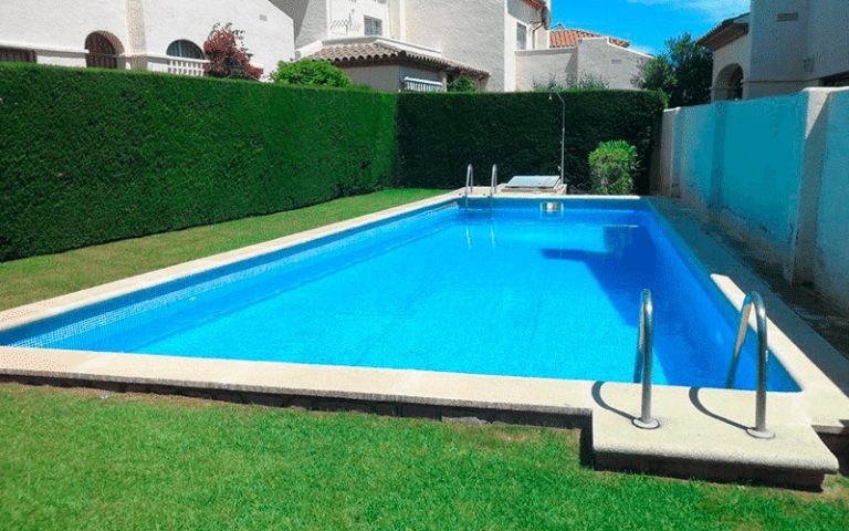 What is a Good-Sized Swimming Pool? - Backyard Advisor